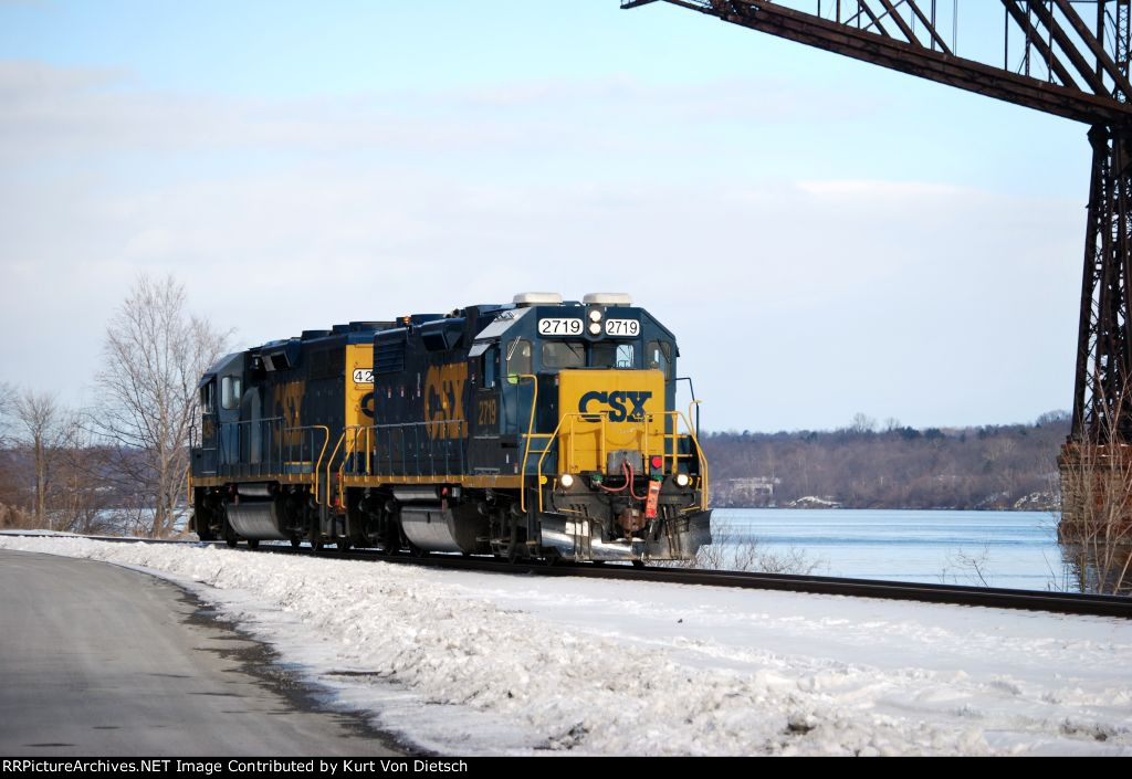 CSX 2719 running lite